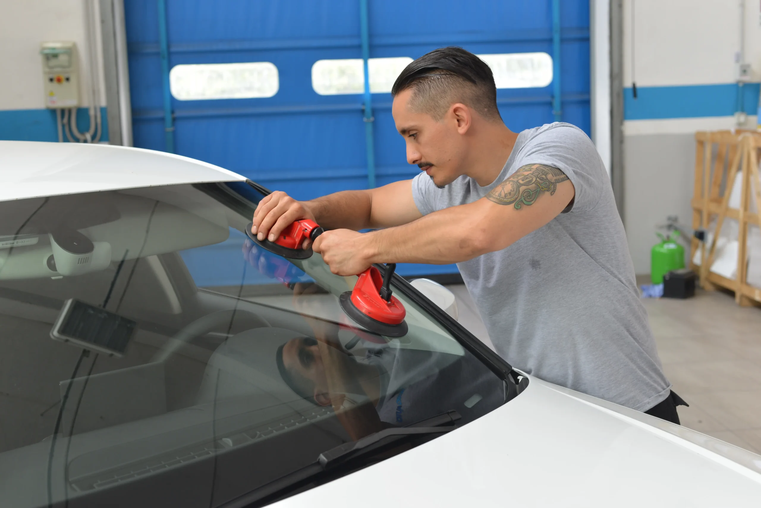 Riparazione o Sostituzione del Parabrezza: Come Risparmiare in Modo ...